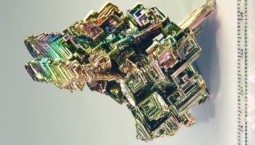 ELI5: Why does the structure of Bismuth look like it does? : r ...